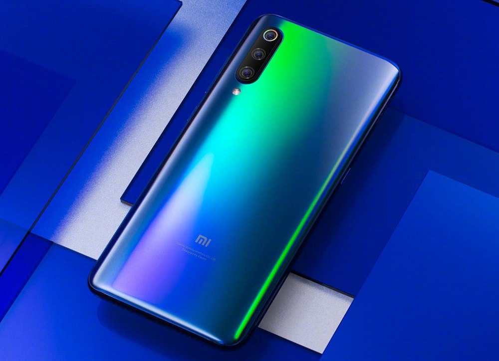 Xiaomi Mi 9 se muestra en color azul en degradé hacia verde